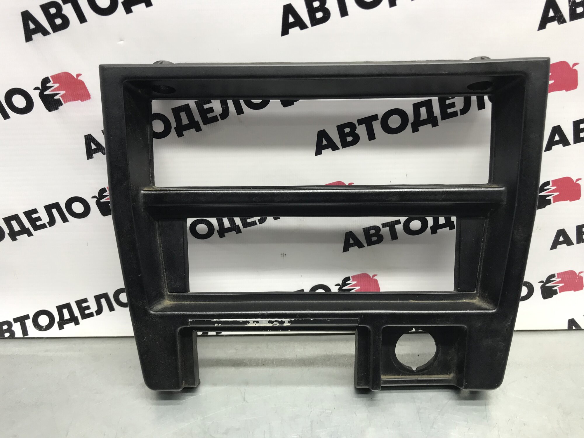 Накладка центральная Nissan Sunny B12 1987 г.в