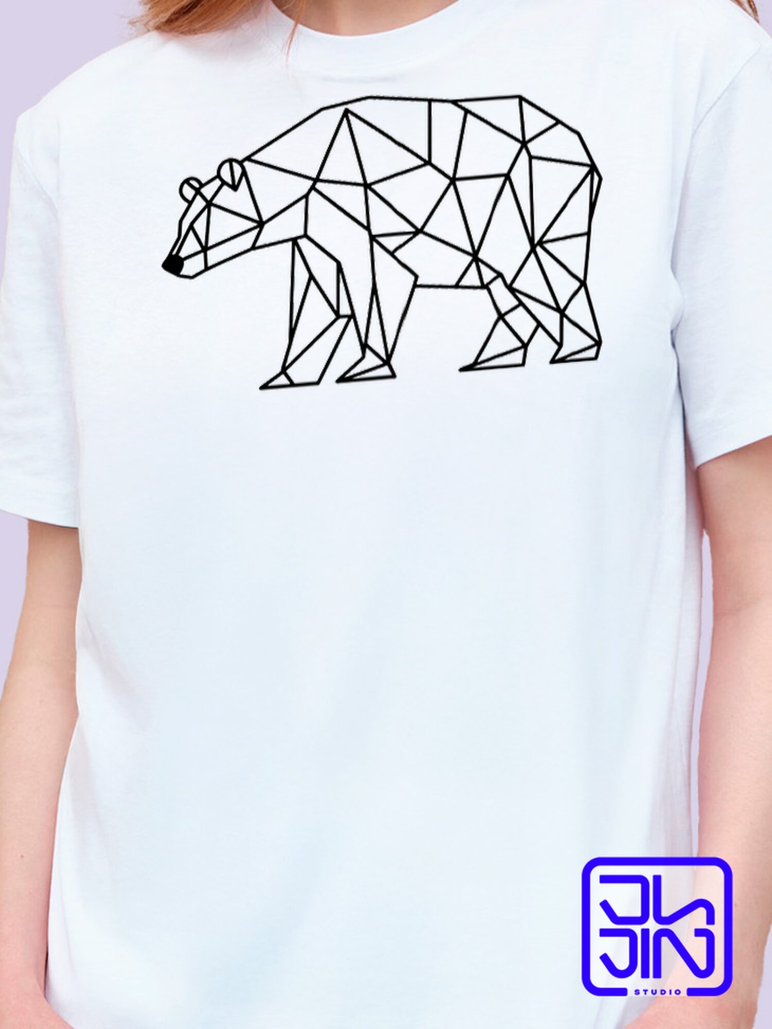 Футболка классическая женская с авторским принтом Геометрический черно-белый медведь в минималистичном стиле, дизайнерский принт, белый хлопковый трикотаж с прикольным рисунком на груди