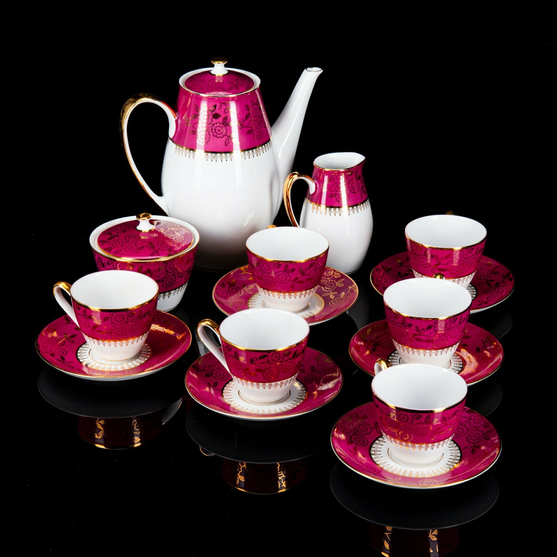 Сервиз кофейный на 6 персон, украшенный золотыми цветами по малиновому фону
