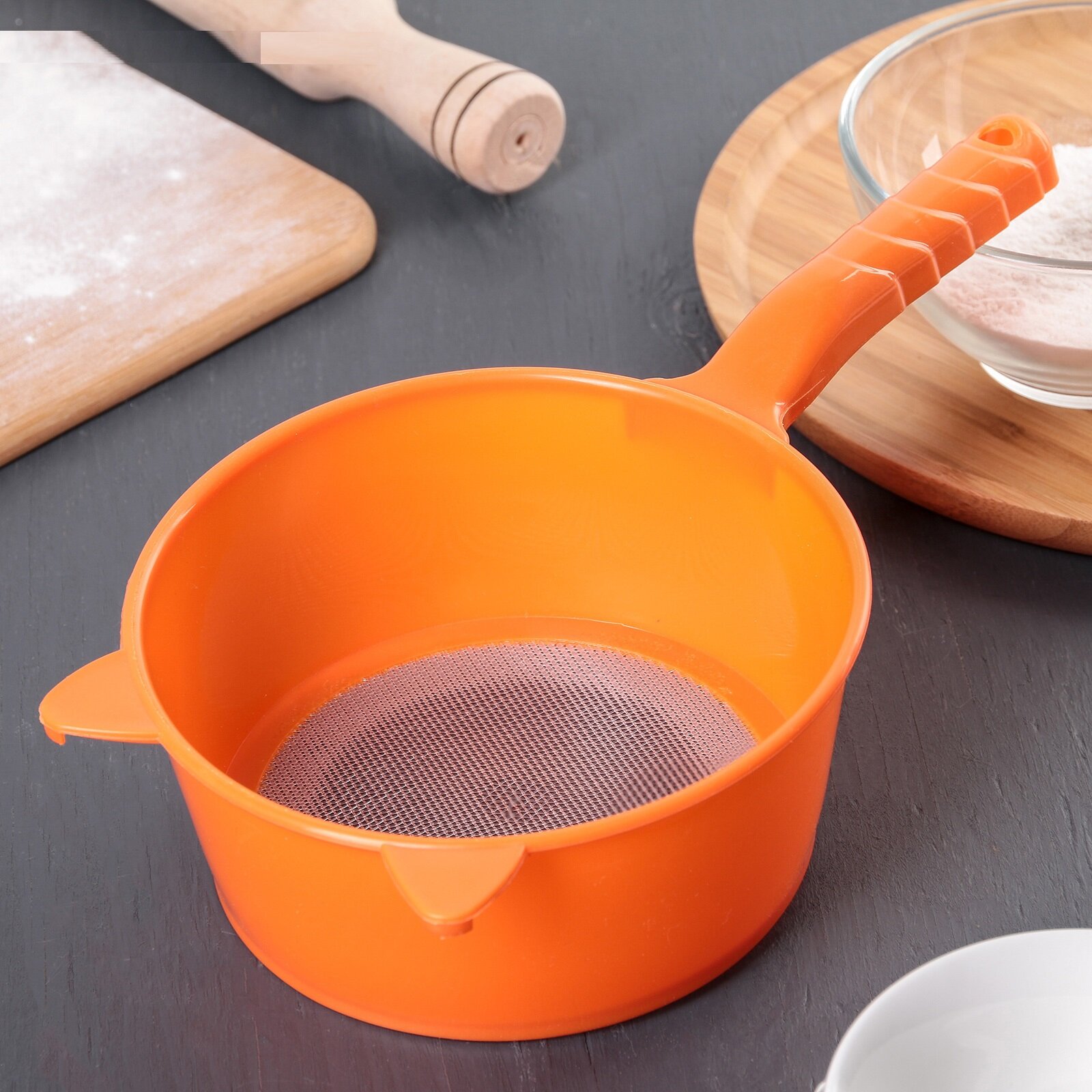 Сито для просеивания с ручкой «Ушки», диамер 15.5 см, оранжевое