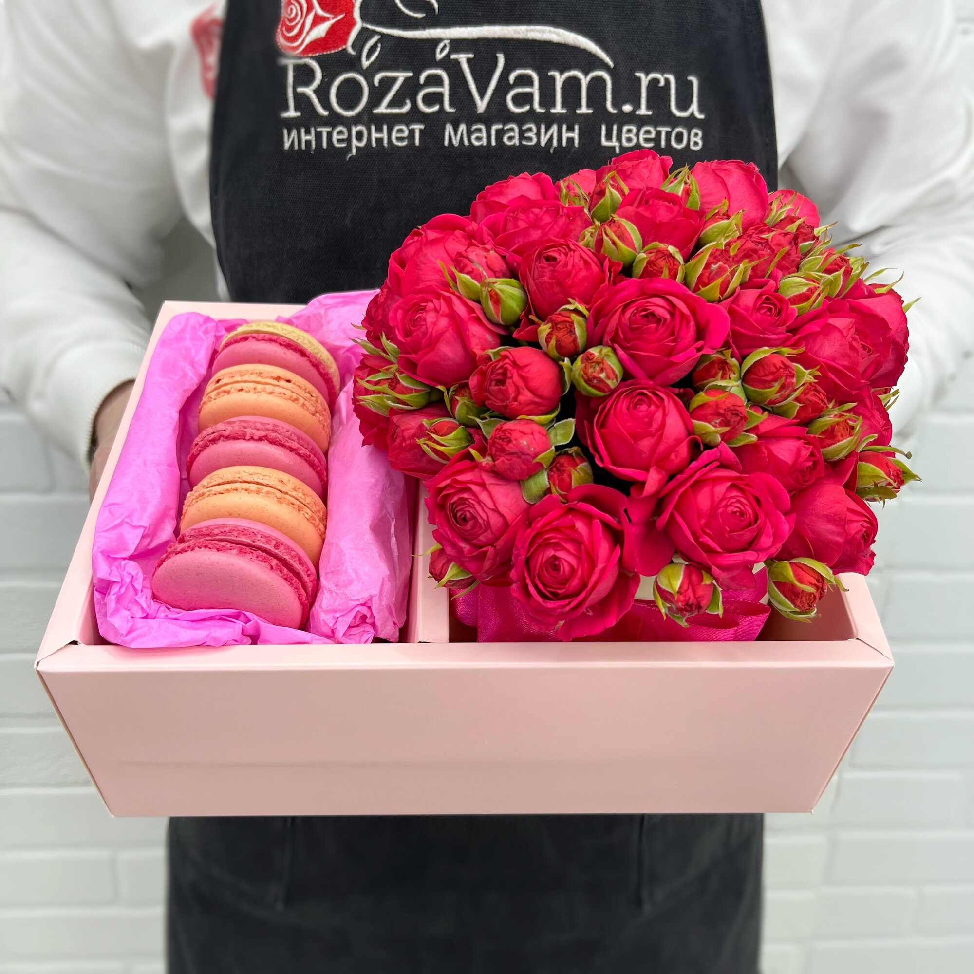 Макаруны микс и кустовые розы Голландец в подарочном боксе Q191 RozaVam