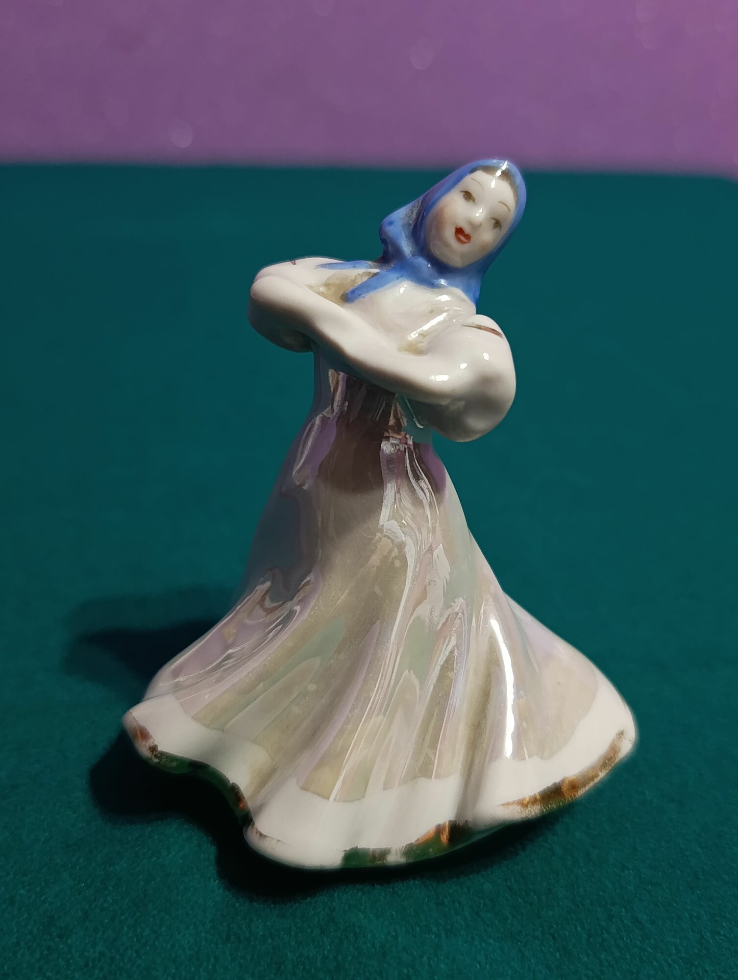 Статуэтка из скульптурной композиции "Русский перепляс", автор А. Д. Бржезицкая, фарфор, роспись, люстр, золочение, Дулевский фарфоровый завод (Дулёво), Россия, 1963 г. редкость