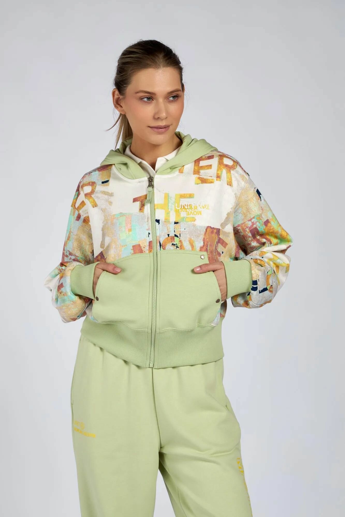 Толстовка спортивная