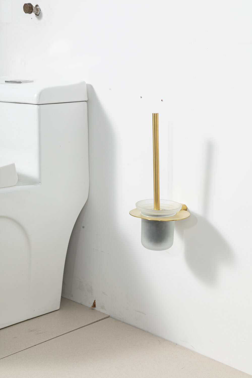 Ёршик для унитаза навесной Gappo G30910-3 металл/стекло, цвет сатиновое золото