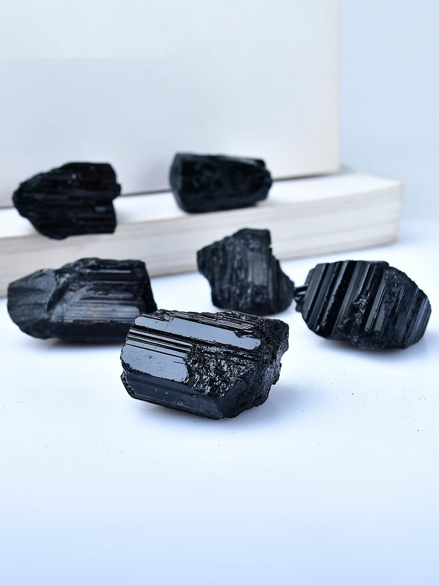 Натуральный кристалл "Черный турмалин" не подвергался обработке (100 г 20-40 мм)