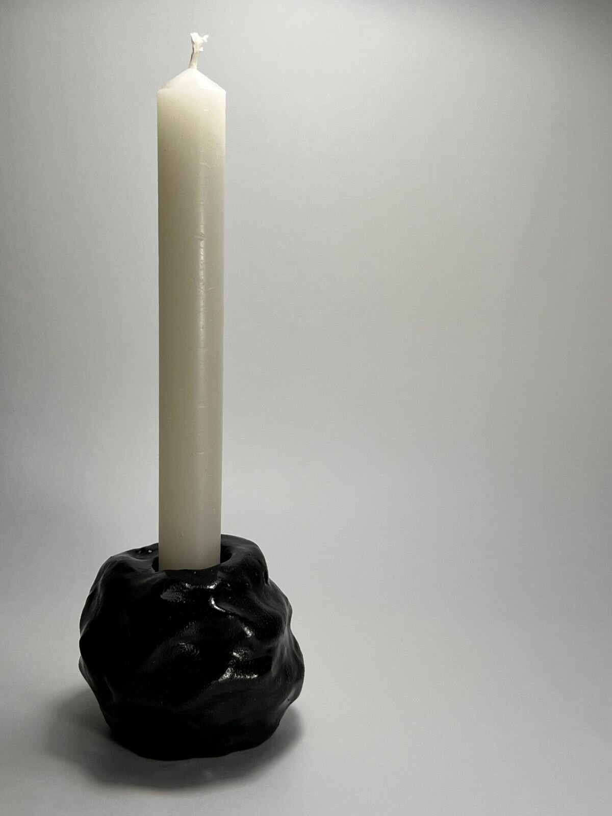 Подсвечник для одной свечи, камень, Конюх. керамика/ Konuh.ceramic (ручная работа, керамика, черный, мягкие грани)