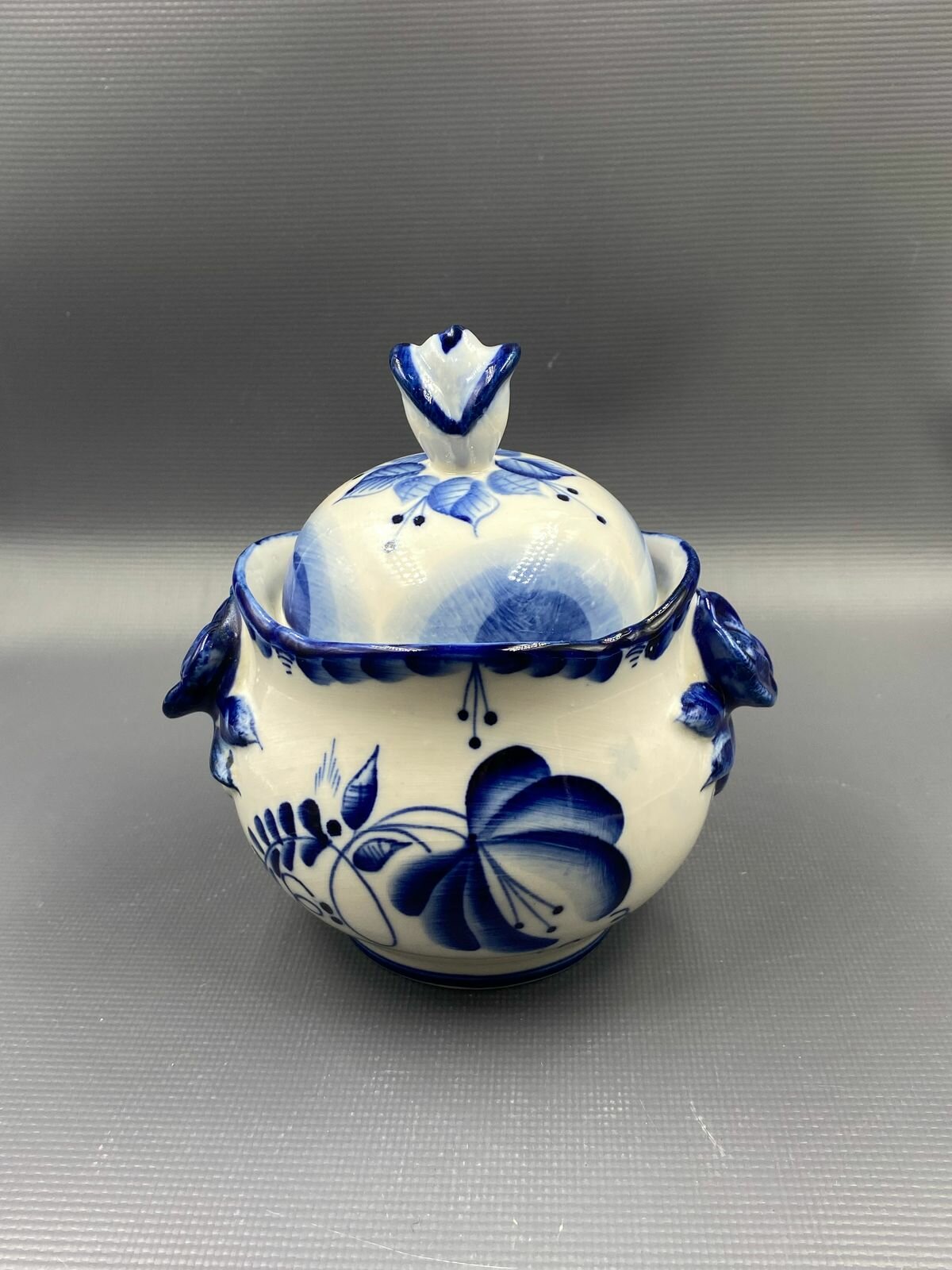 Фарфоровая Сахарница с крышкой Гжель СССР, высота 14 см Состояние!
