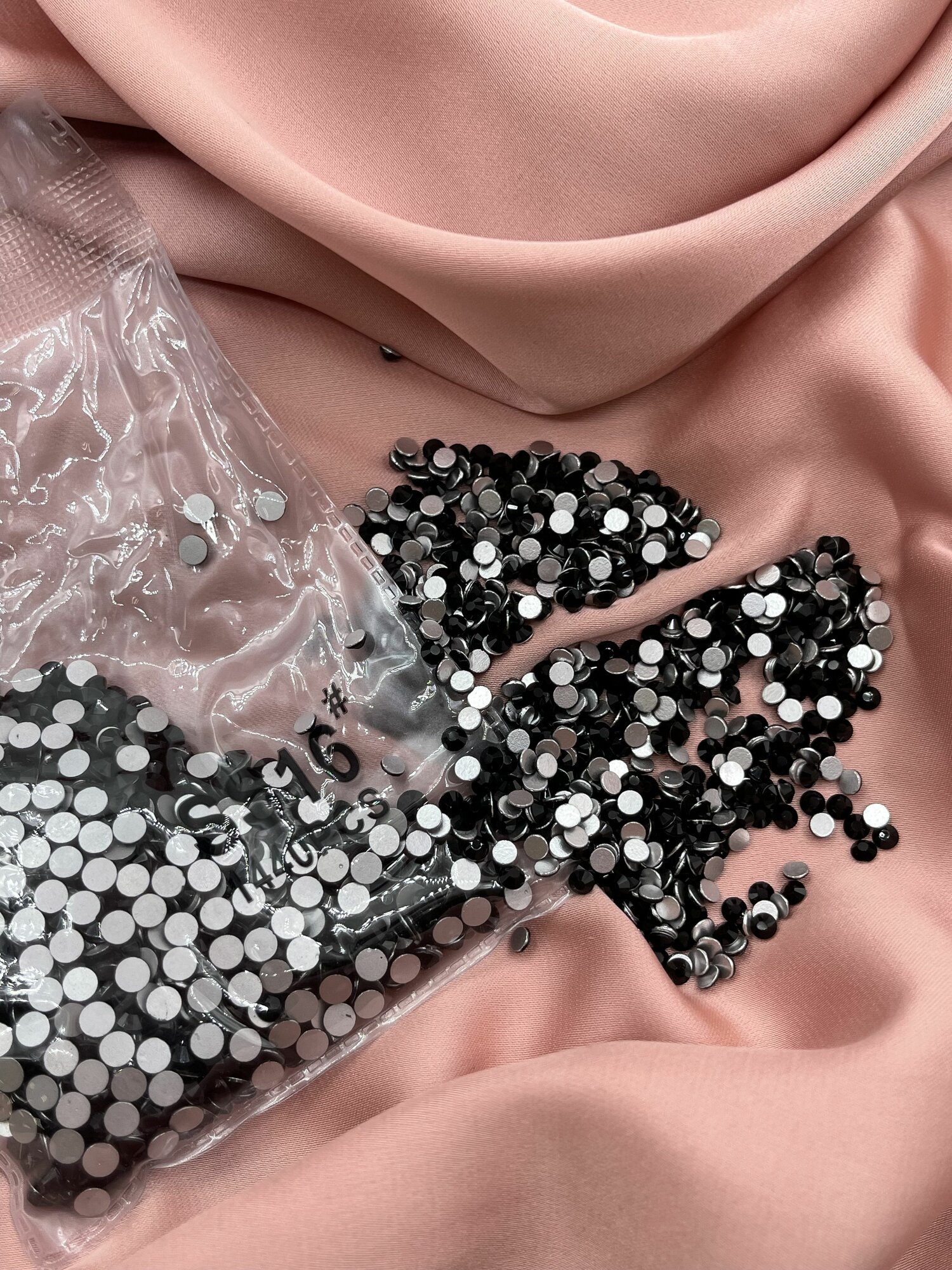 Стразы черные клеевые холодной фиксации SS16, 4мм, 1440шт