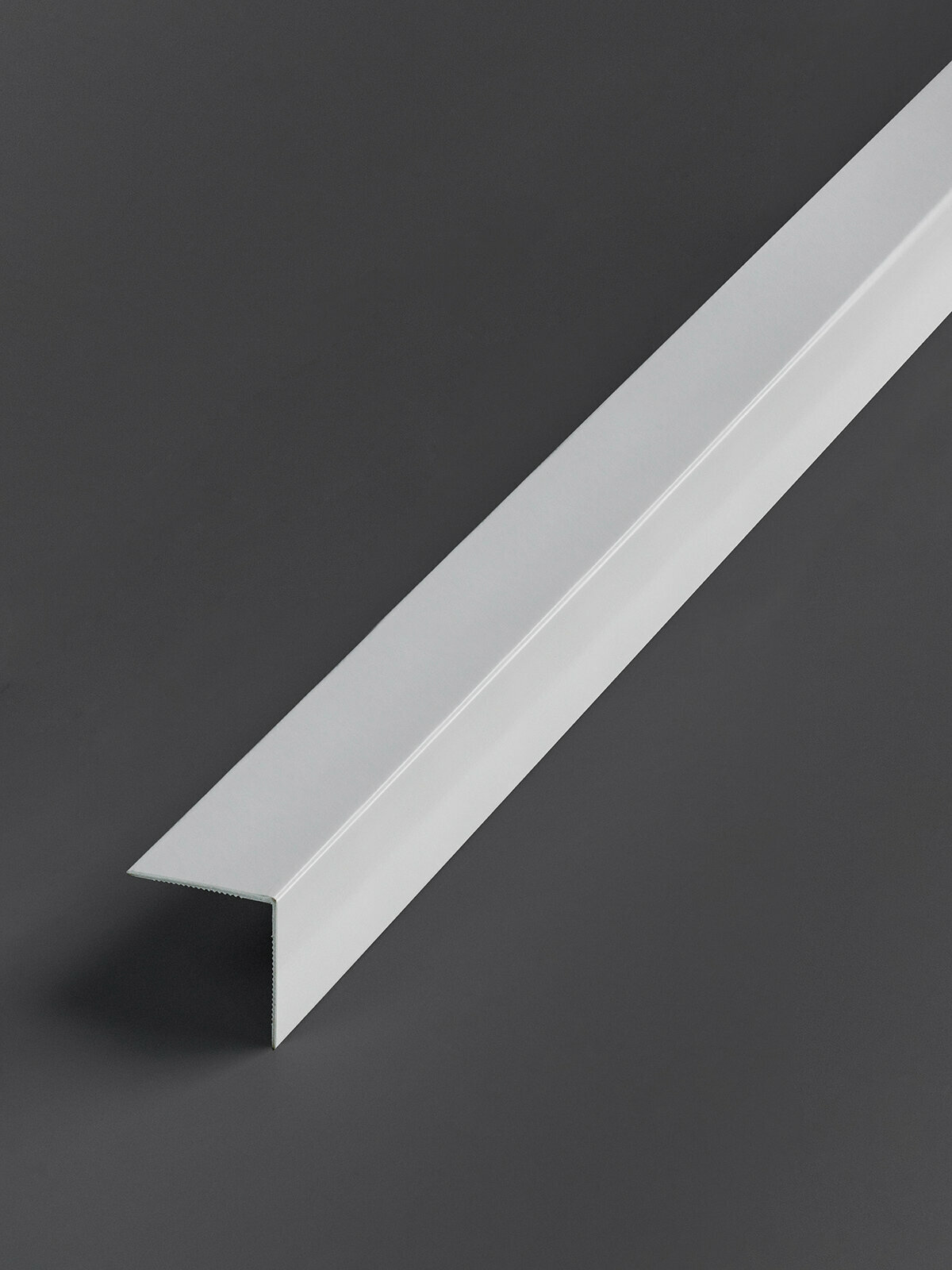 Уголок пластиковый 22х22 мм, длина 2,7 м, угол ПВХ для стен внешний Деконика, белый глянцевый 001-0