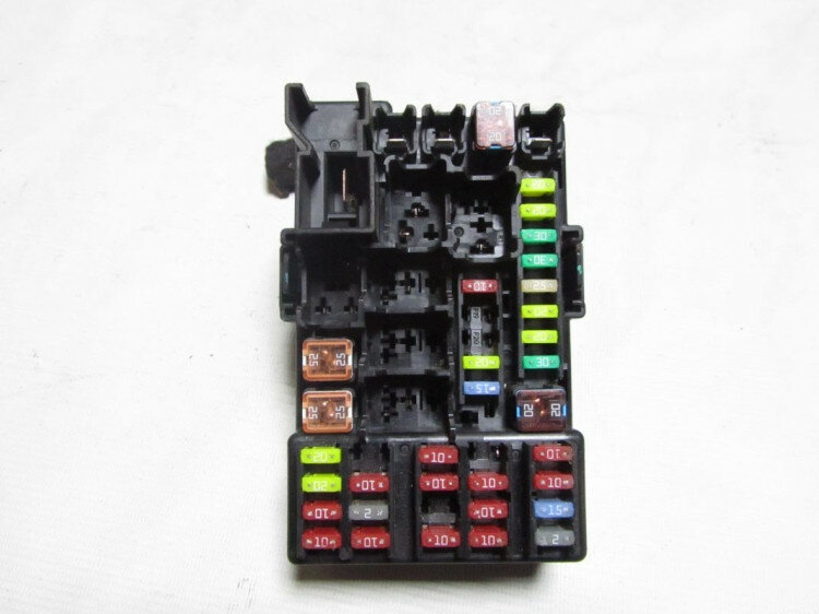 Блок предохранителей салонный 95938646 95915498 95166880 Шевроле Авео Т300 52031190 Кобальт S20