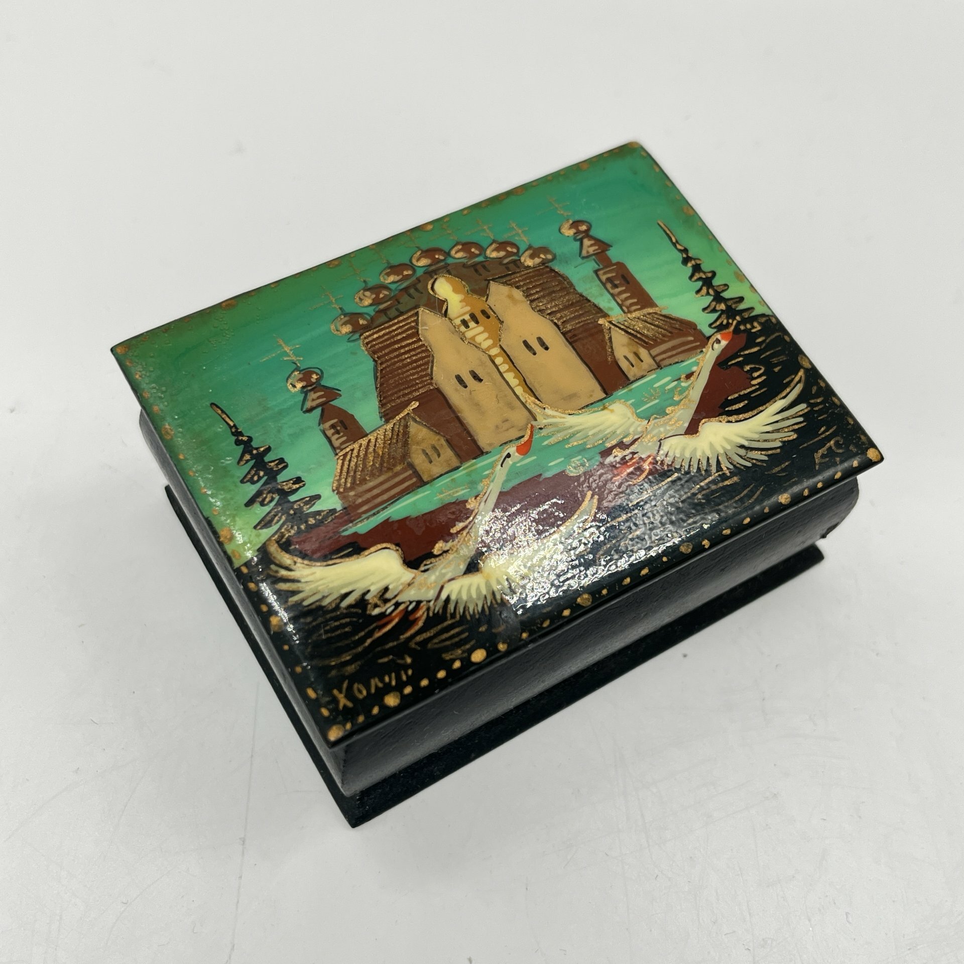 Шкатулка лаковая "Север" (о. Кижи) миниатюрная, автор К. С, с. Холуй, папье-маше