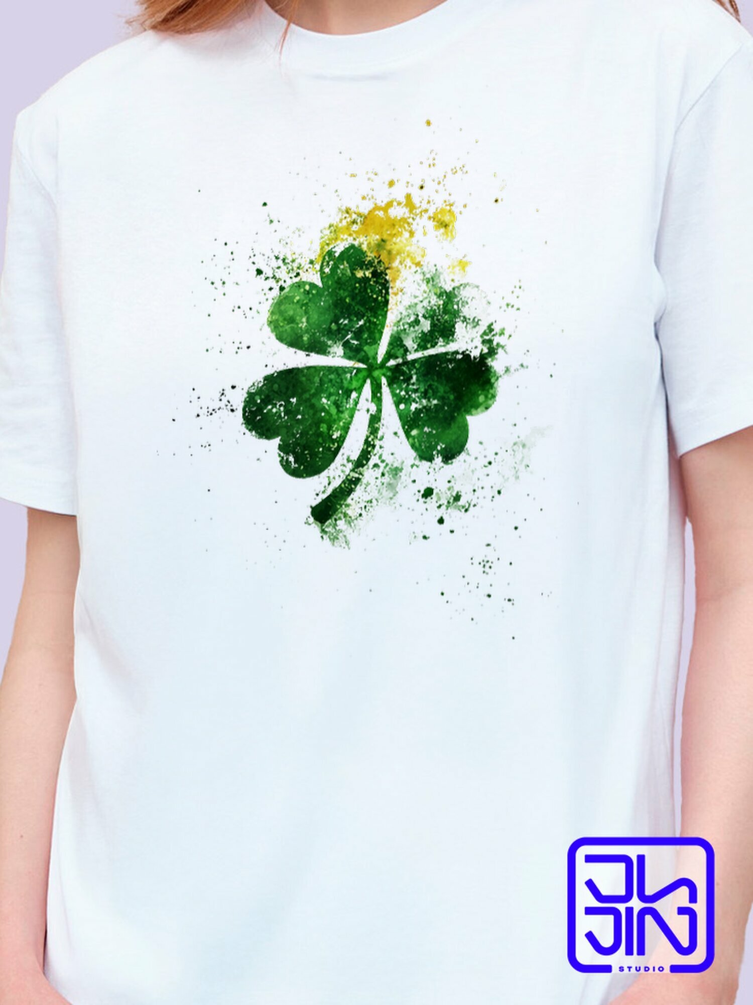 Футболка классическая женская с авторским принтом Зеленый, яркий клевер с сердцем на белом фоне, цветочные мотивы природы, белый хлопковый трикотаж с прикольным рисунком на груди
