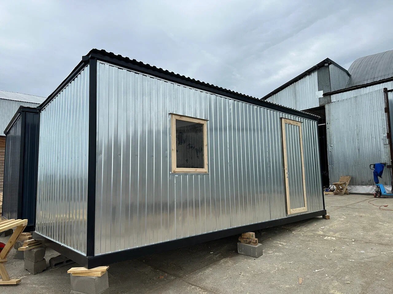 Блок-контейнер "Бытовка", металлическая, крыша односкатная, 5,85х2,4х2,4