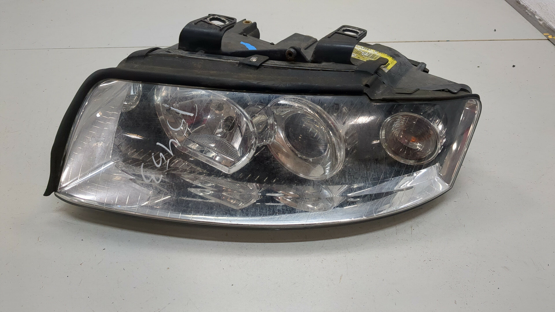 Фара (передняя) левая Audi A4 (B6) Б/У