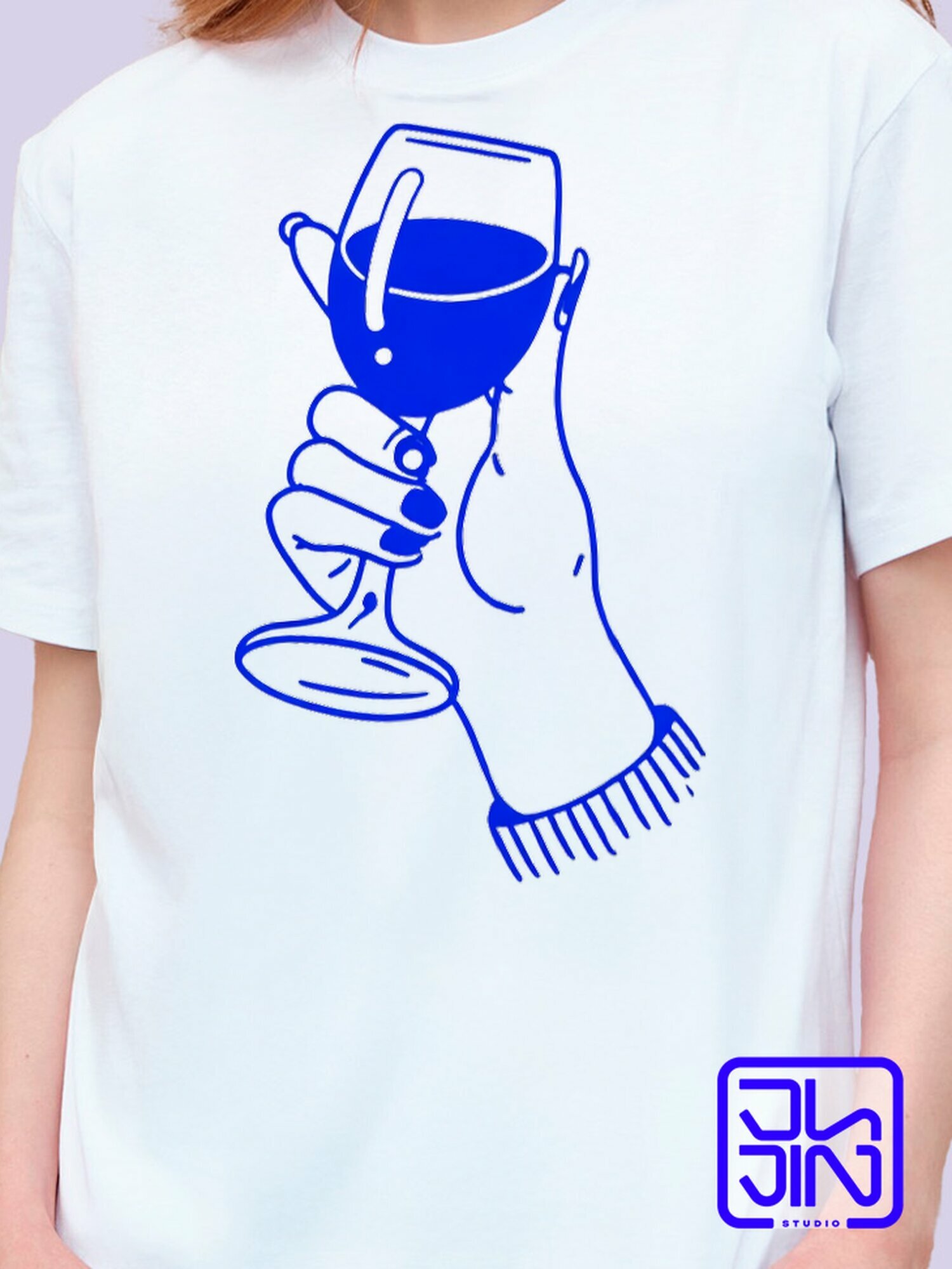 Футболка классическая женская с авторским принтом Минималистичная белая рука с бокалом, ярко синее вино, стильный принт, белый хлопковый трикотаж с прикольным рисунком на груди