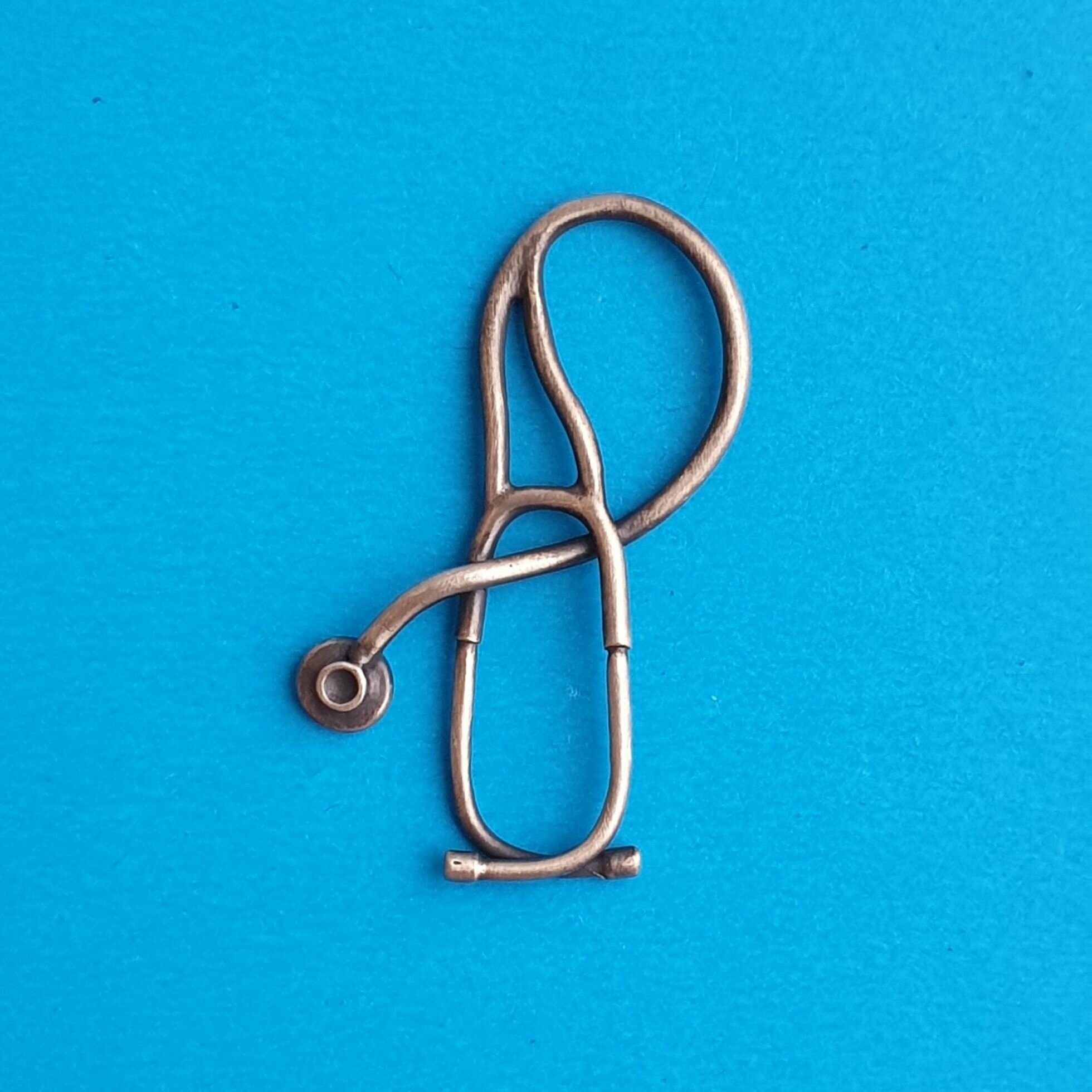 Подарок врачу. Подвеска фонендоскоп из белой бронзы с чернением.