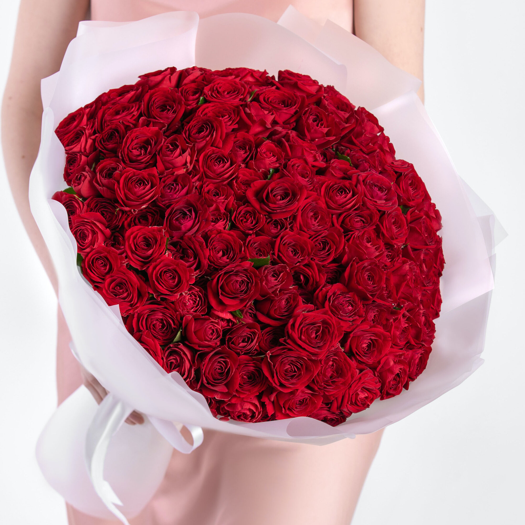 Букет Мегацвет24 "Черри Хеопс", 35 красных кустовых роз, 60 см, дизайнерская упаковка