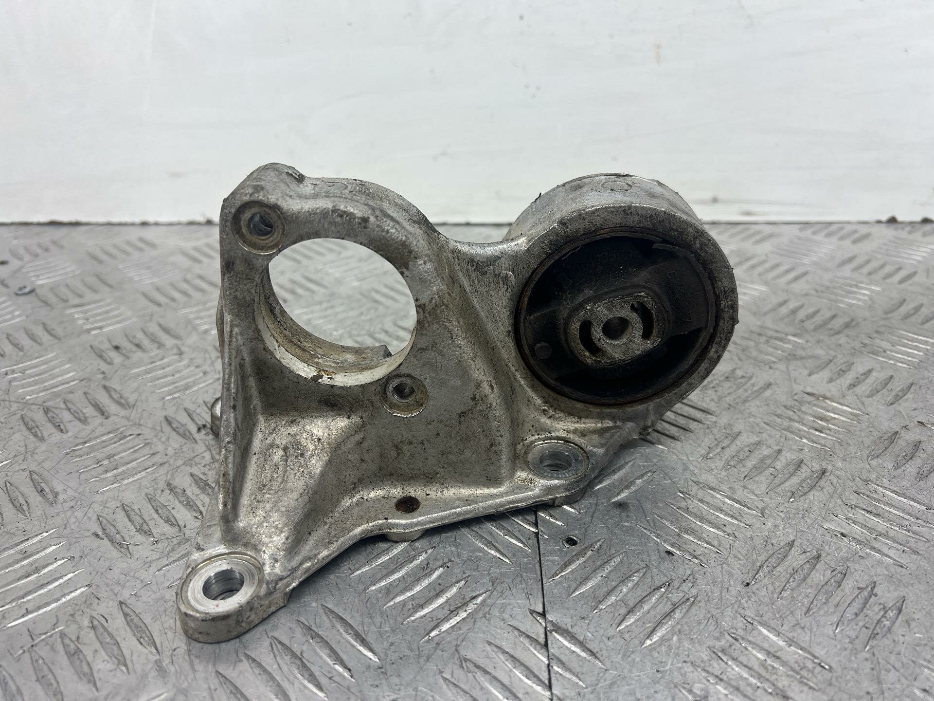 Кронштейн полуоси правой Citroen Xantia рест. 1999