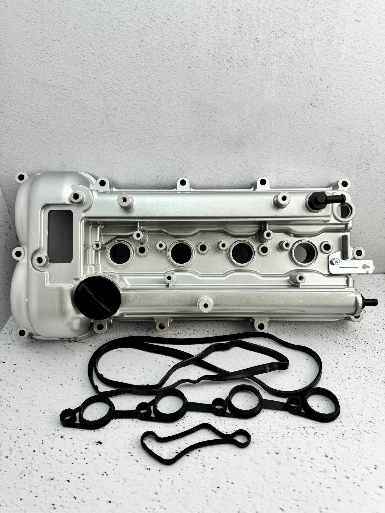 Алюминиевая клапанная крышка 224102b800. Для Hyundai Сrеtа, Еlаntrа, Sоlаris 2. Kia Сеrаtо, Rio 4, Sроrtаgе, Cee'D. С двигателем 1.6 (G4FG)