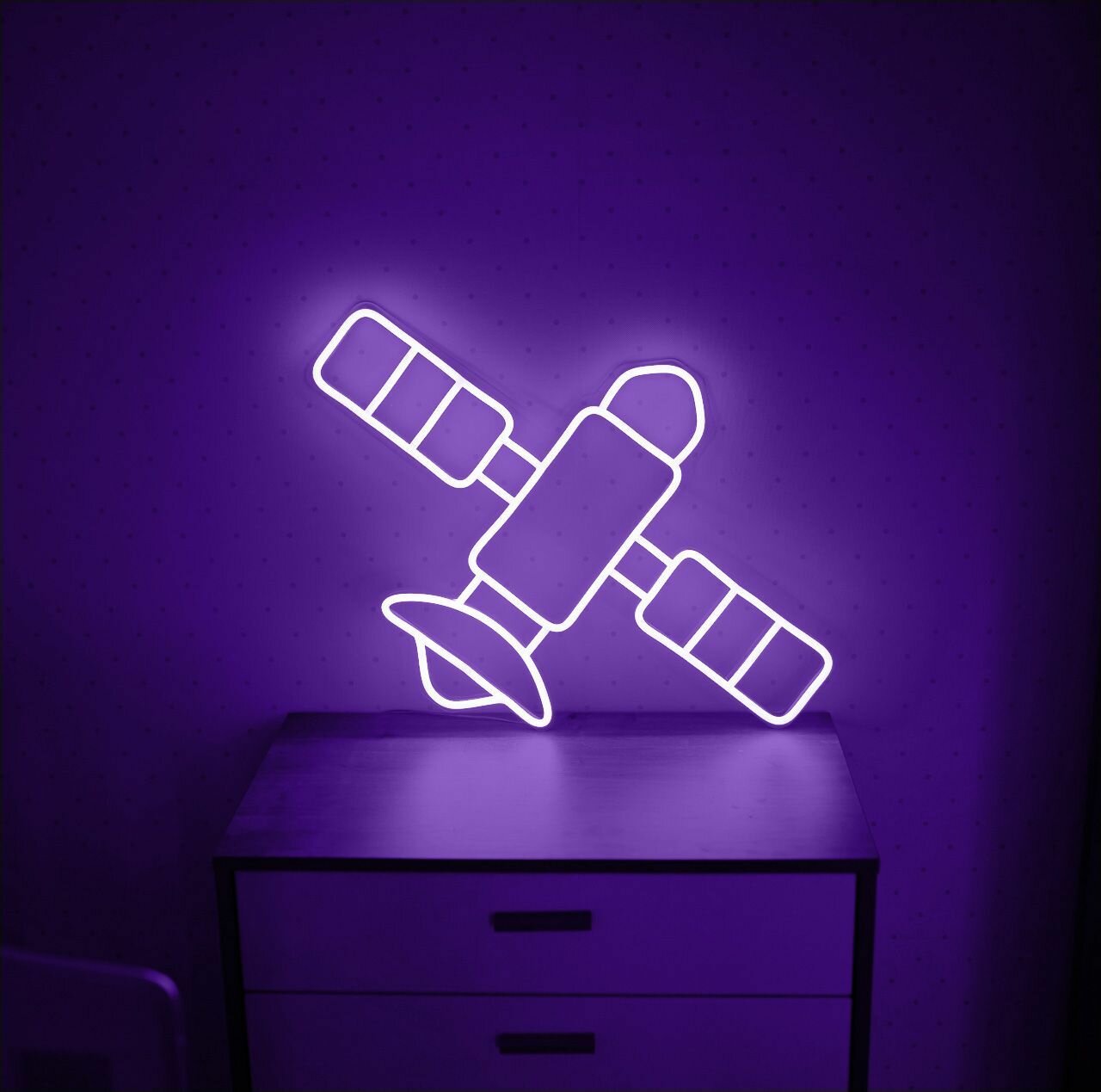 Неоновый светильник Elmarto Спутник, 75х53 см, фиолетовый