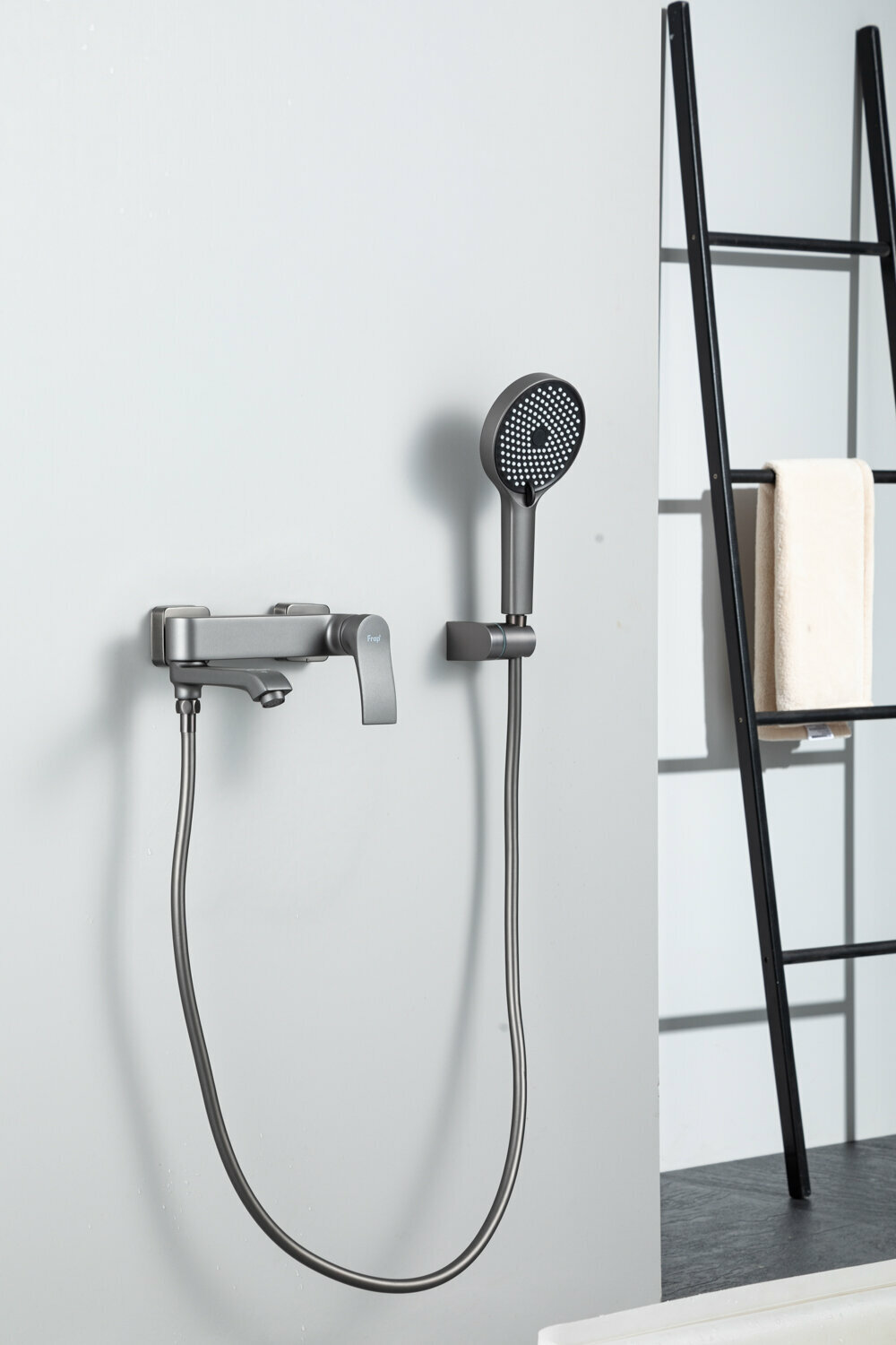 Смеситель для ванны короткий излив Frap F3275-19 латунь, цвет оружейная сталь, лейка 3 режима