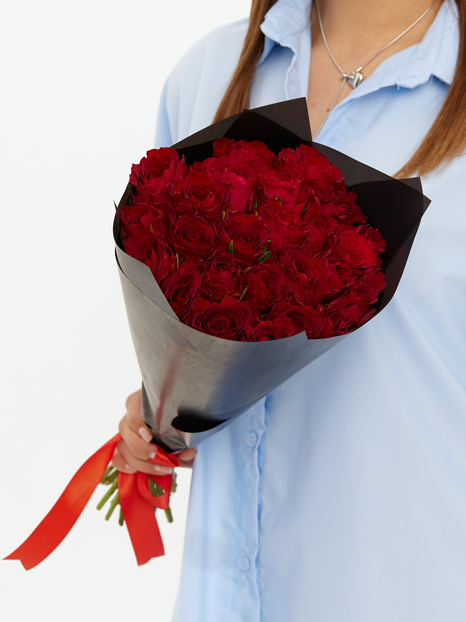 Букет из свежих цветов 25 роз (красная кенийская роза с бутоном некрупного размера премиум)