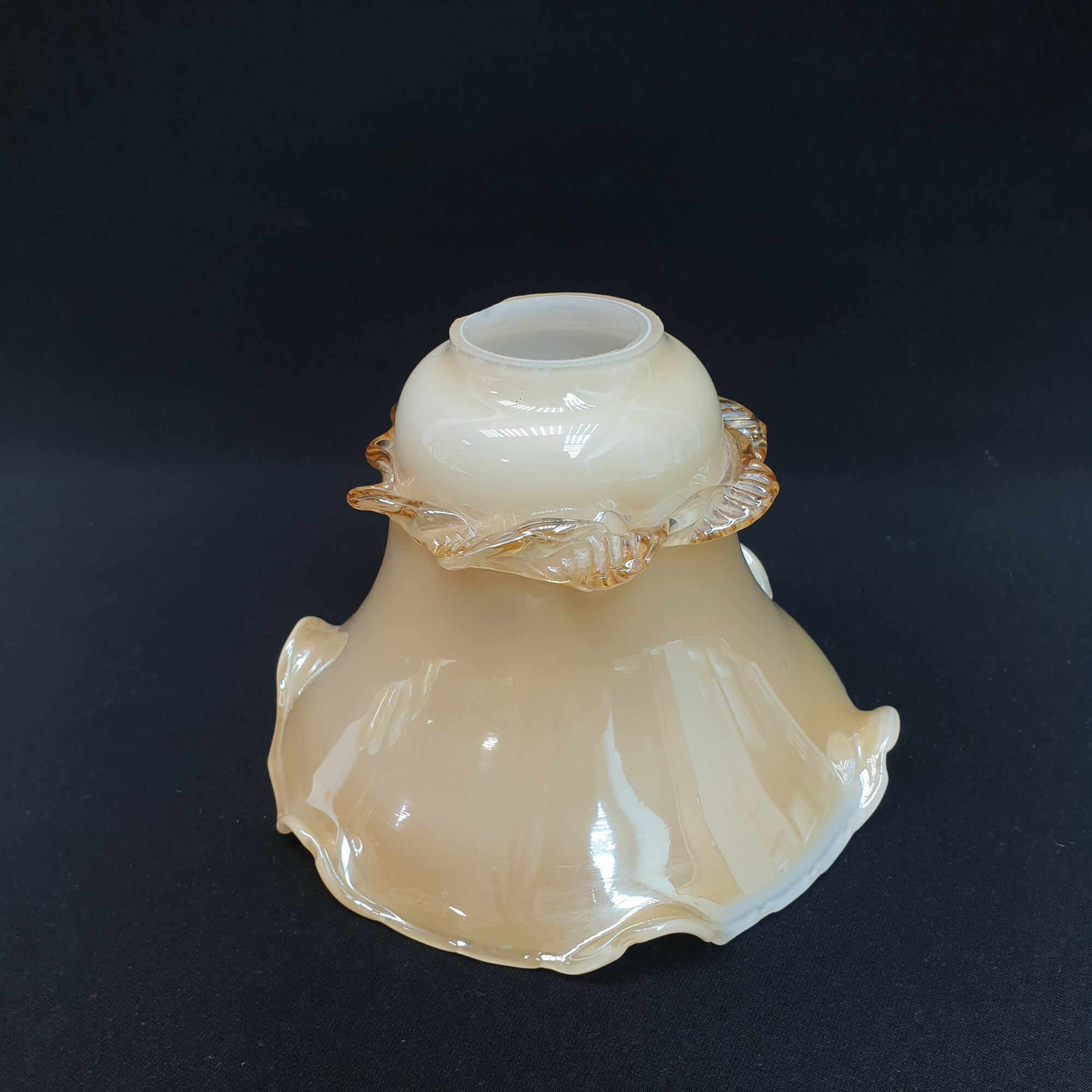 Винтажный плафон 11 см, карамельное стекло с гутной техникой, диам. посад. места 4 см, СССР.