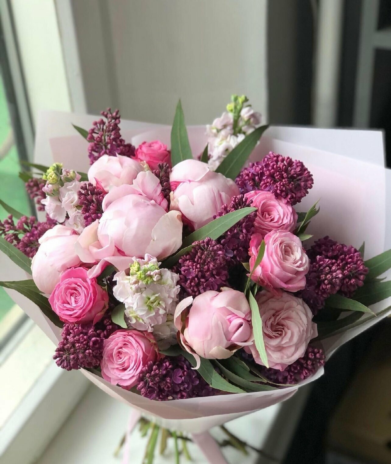 Букет " Хорошее настроение " пионы розовые, роза розовая, сирень премиум, маттиола, красивый букет цветов, пионов, шикарный, цветы премиум, сирени.