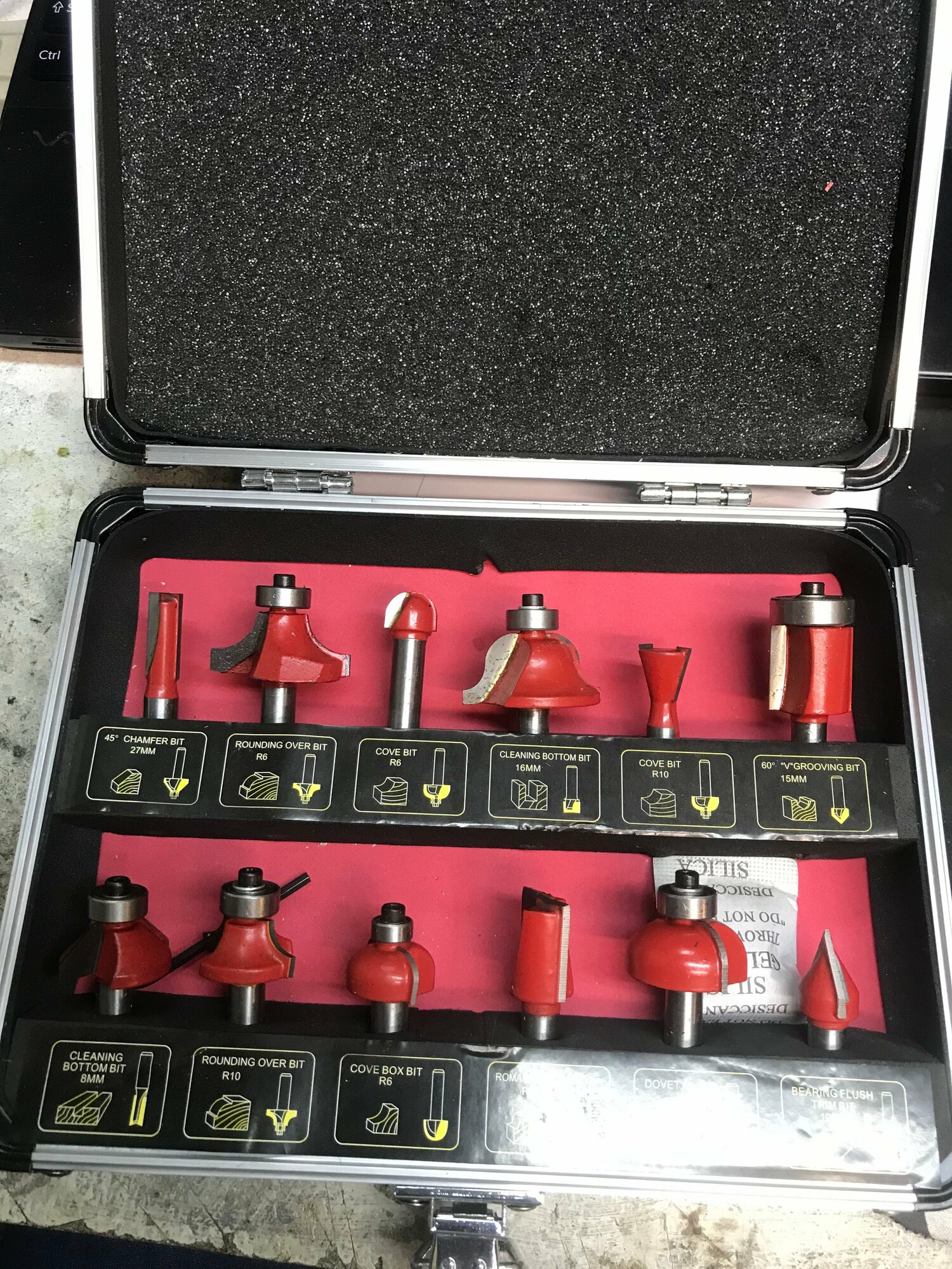 Набор фрез по дереву 12 предметов в металлической коробке хвостовик 8 мм