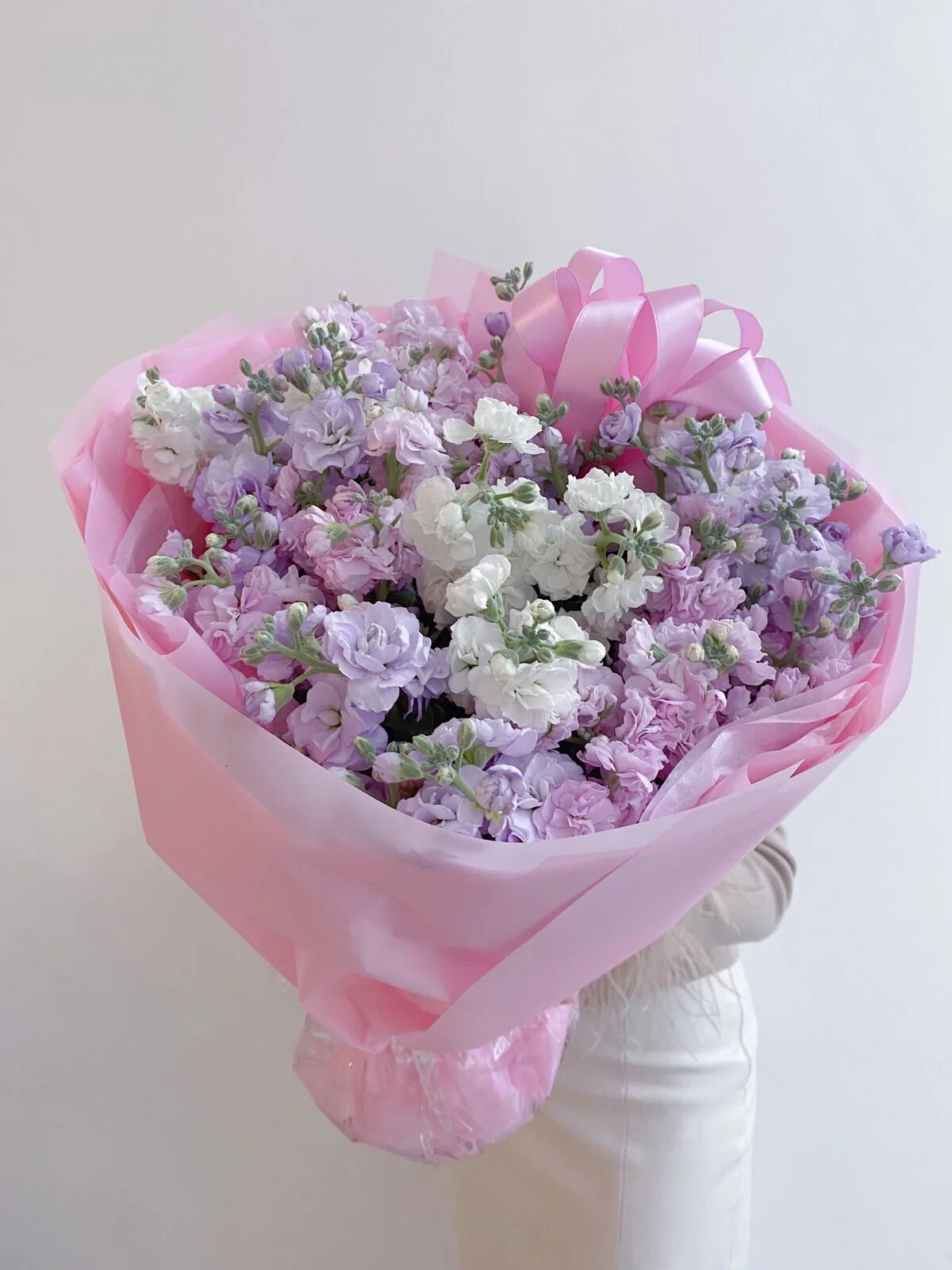 Микс букет из ароматной маттиолы нежнвй микс с экспресс доставкой до двери от FlowersGo