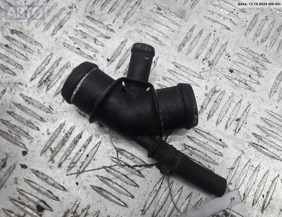 Фланец (тройник) системы охлаждения Volkswagen Golf-4