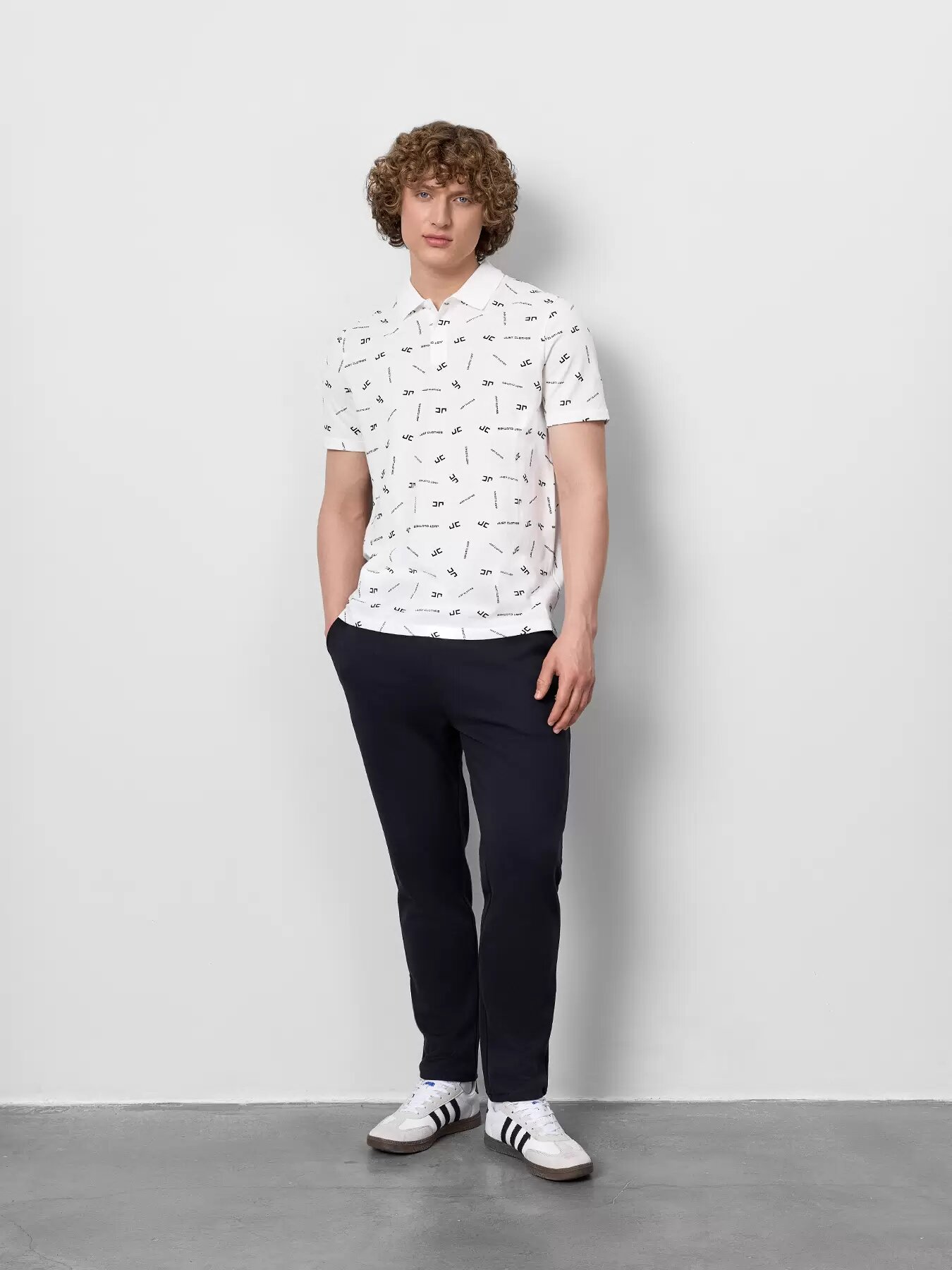 Брюки спортивные Чёрный. Декор термопринт. Пояс резинка, шнурок. Карманы спереди 2 б/заст, сзади нет. Д 101см.