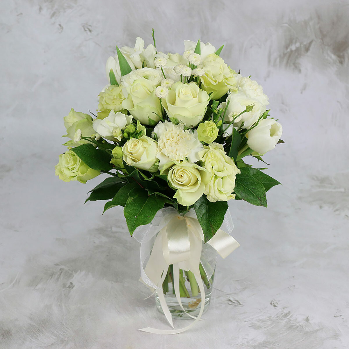 Букет Букет Маркет "Белые цветы", сборный, тюльпаны, белые, оберточная бумага, высота 35см