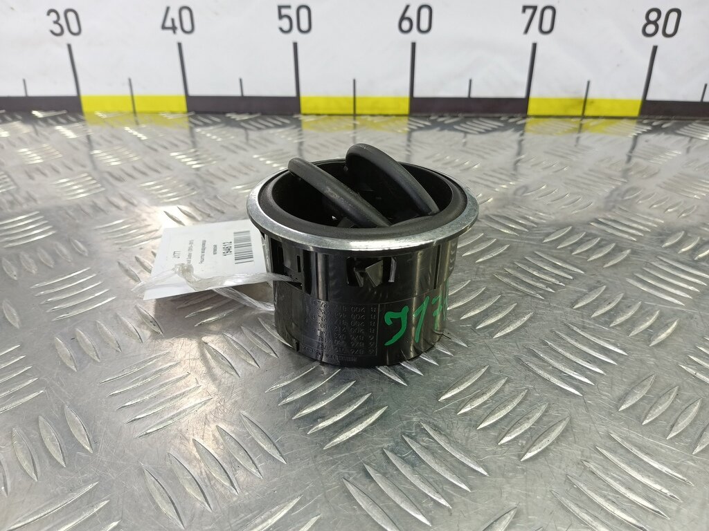 Решетка воздуховода Б/У для Renault Duster I (2010—2015) 687609254R