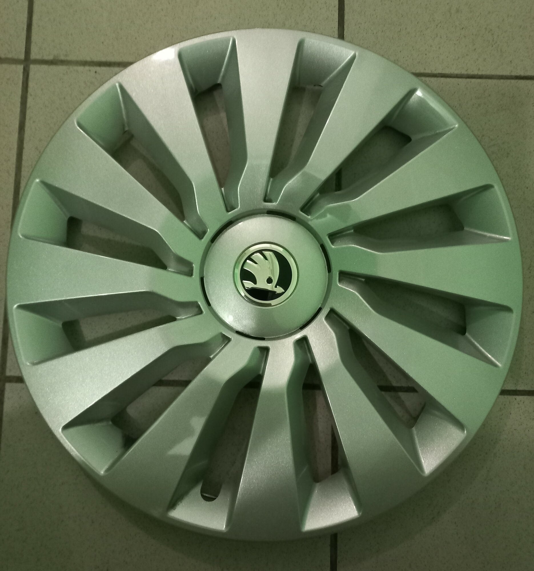 Колпак Skoda r16. Оригинал. Новый. 5EO.601.147. G. Одна штука. CZZ CZECH REPUBLIC PA66-MD15 SKT0341