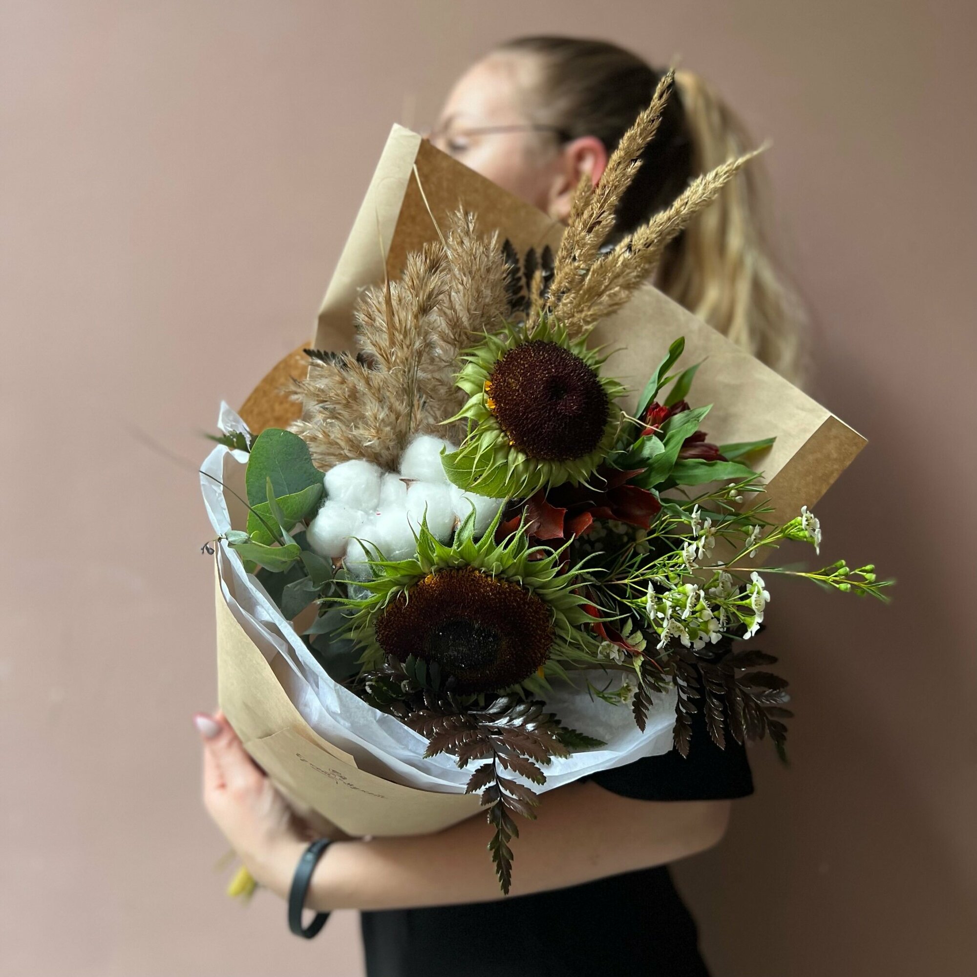 Букет цветов "Пелевин" (зеленые подсолнухи, хлопок, хамелациум) «Букет-Мукет»