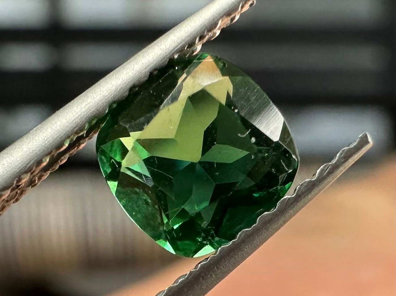 Ограненный Цаворит, тсаворит, гроссуляр 0.85 карата "True Stones"