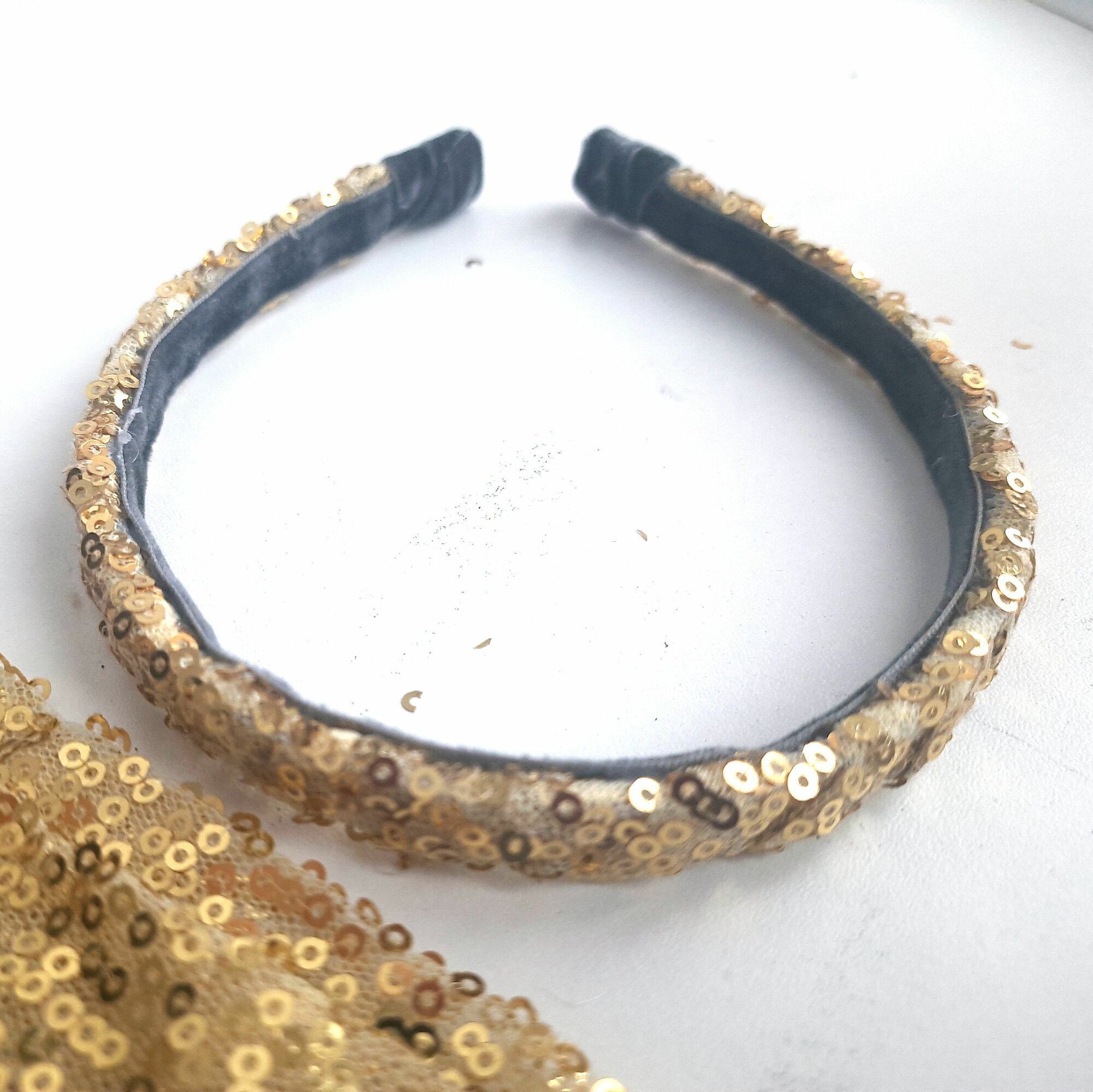 Ободок с золотыми пайетками