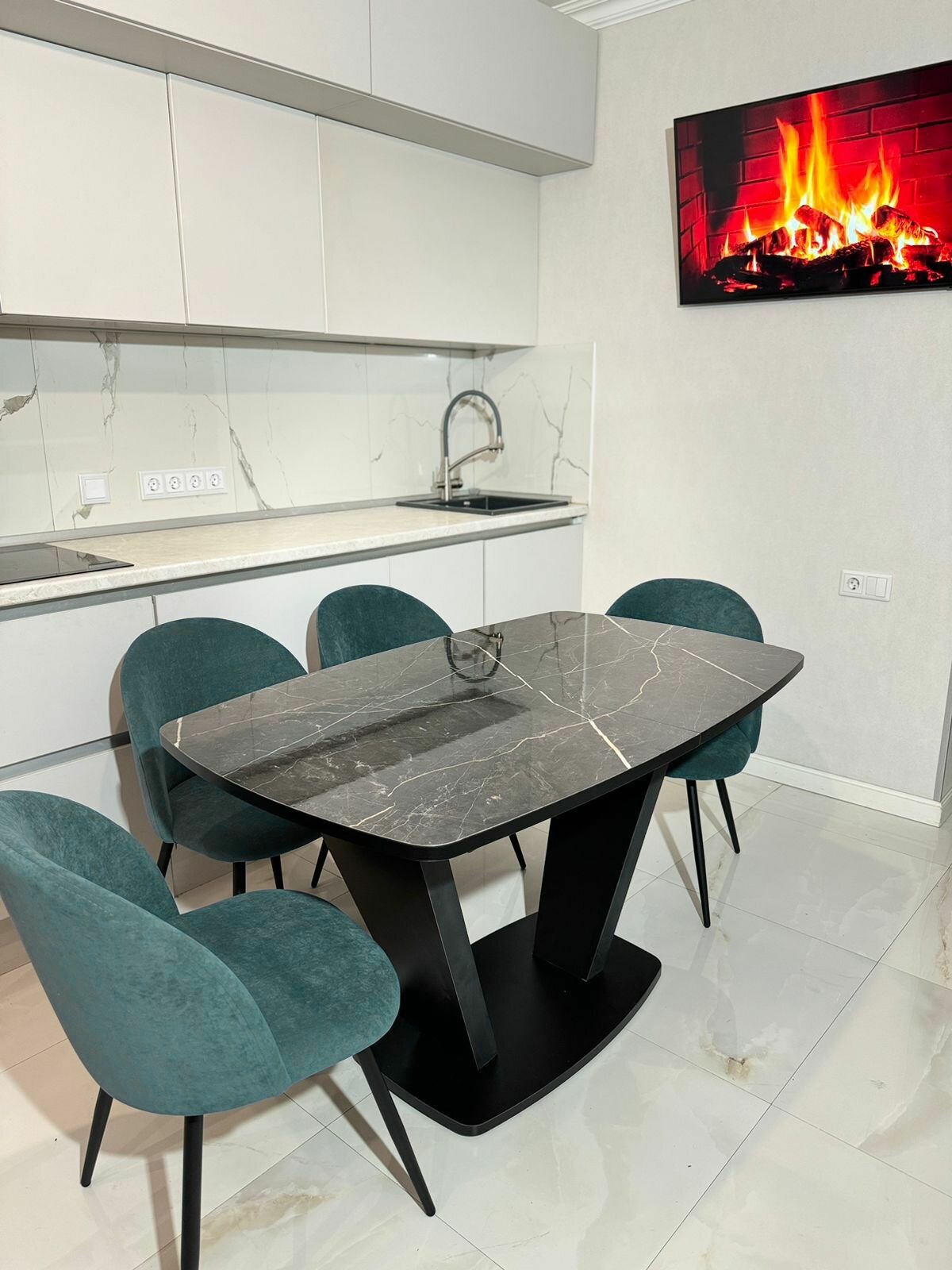 Кухонный стол и стулья комплект , Обеденная группа