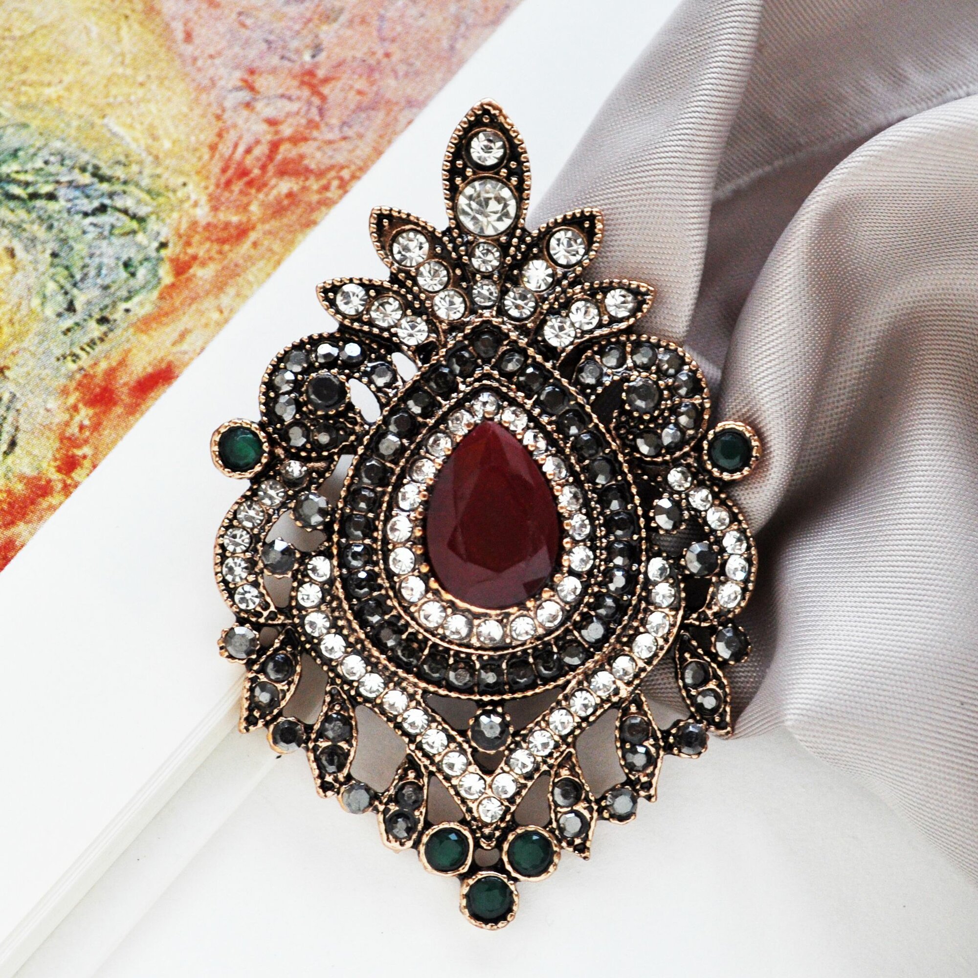 Брошь, стразы