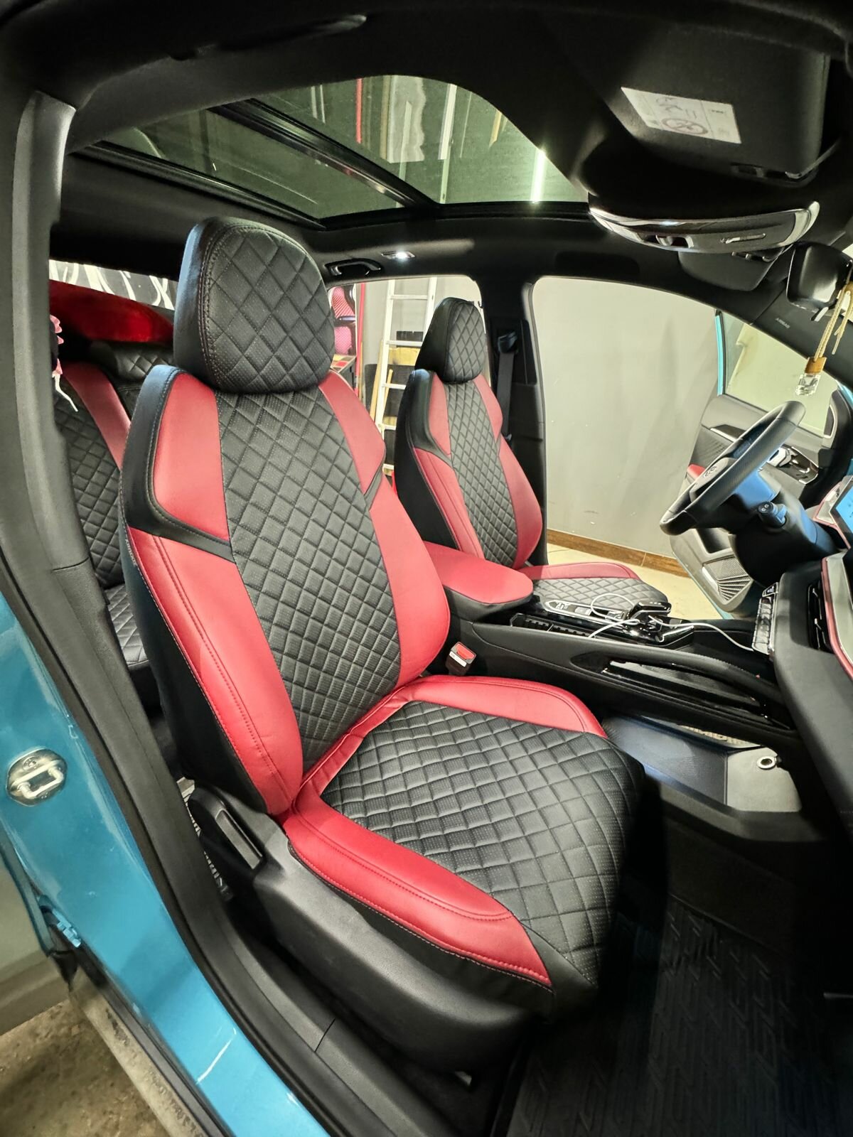 Чехлы Автопилот для Geely Coolray I (рестайлинг) с 23г. Экокожа, ромб, черный + бордовый + черный