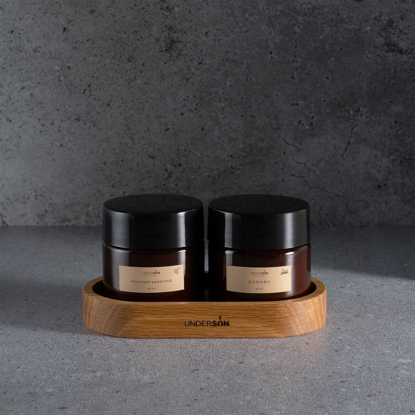 Набор из двух ароматических свечей с подставкой из дуба - Красный виноград и Клюква / аромасвечи для дома / подарок женщине