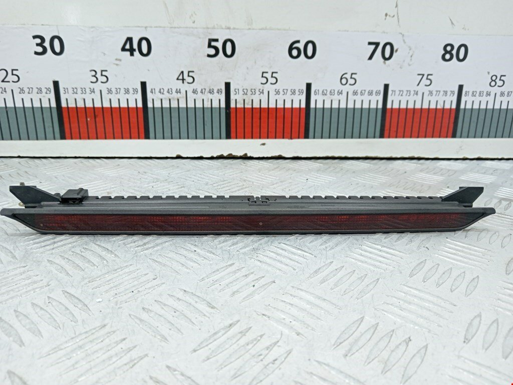 Фонарь дополнительный тормозной (стоп-сигнал) Volkswagen Golf 4 1J6945131C арт. 2028759