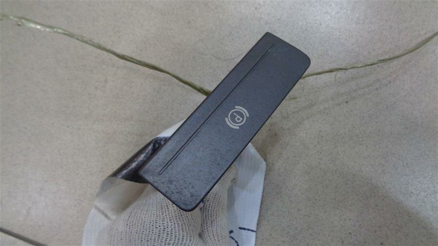 Кнопка фиксатора стояночного тормоза от Volkswagen Phaeton 2002-2016