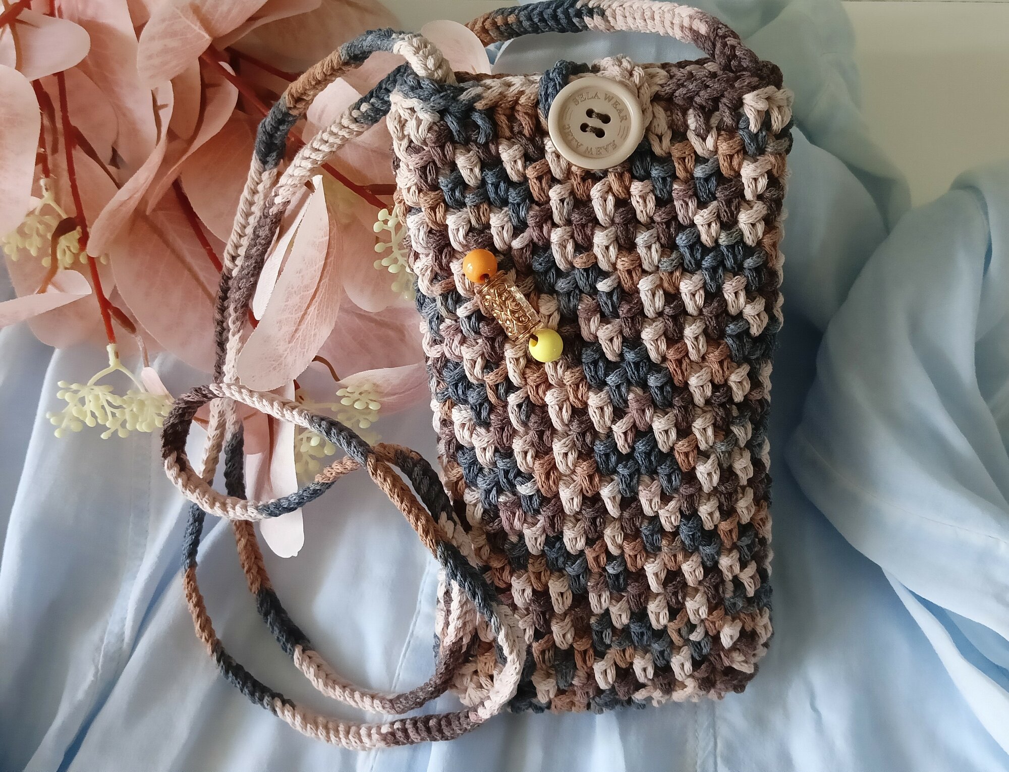 Чехол для смартфона, через плечо, вязанный с бусинами, хлопок. Цвет коричневый беж.