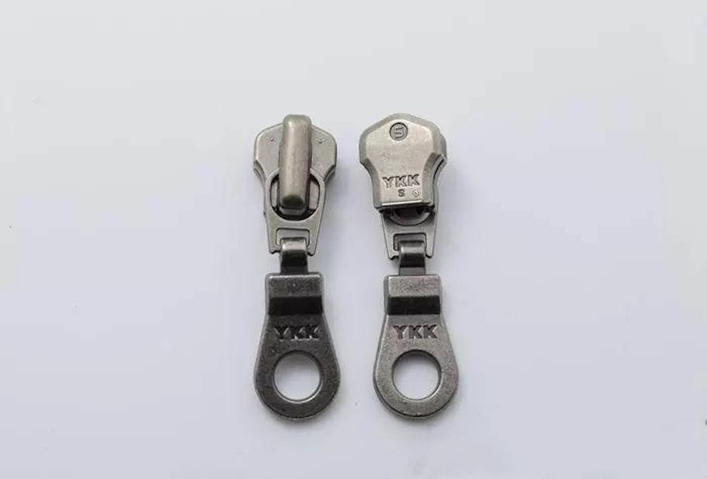 Бегунок YKK для металлической молнии. Тип 5. Для ремонта кожаных и джинсовых курток, пальто, плащей, пуховиков парок комбинезонов. Тактической и охотничьей одежды, рюкзаков сумок чемоданов и обуви
