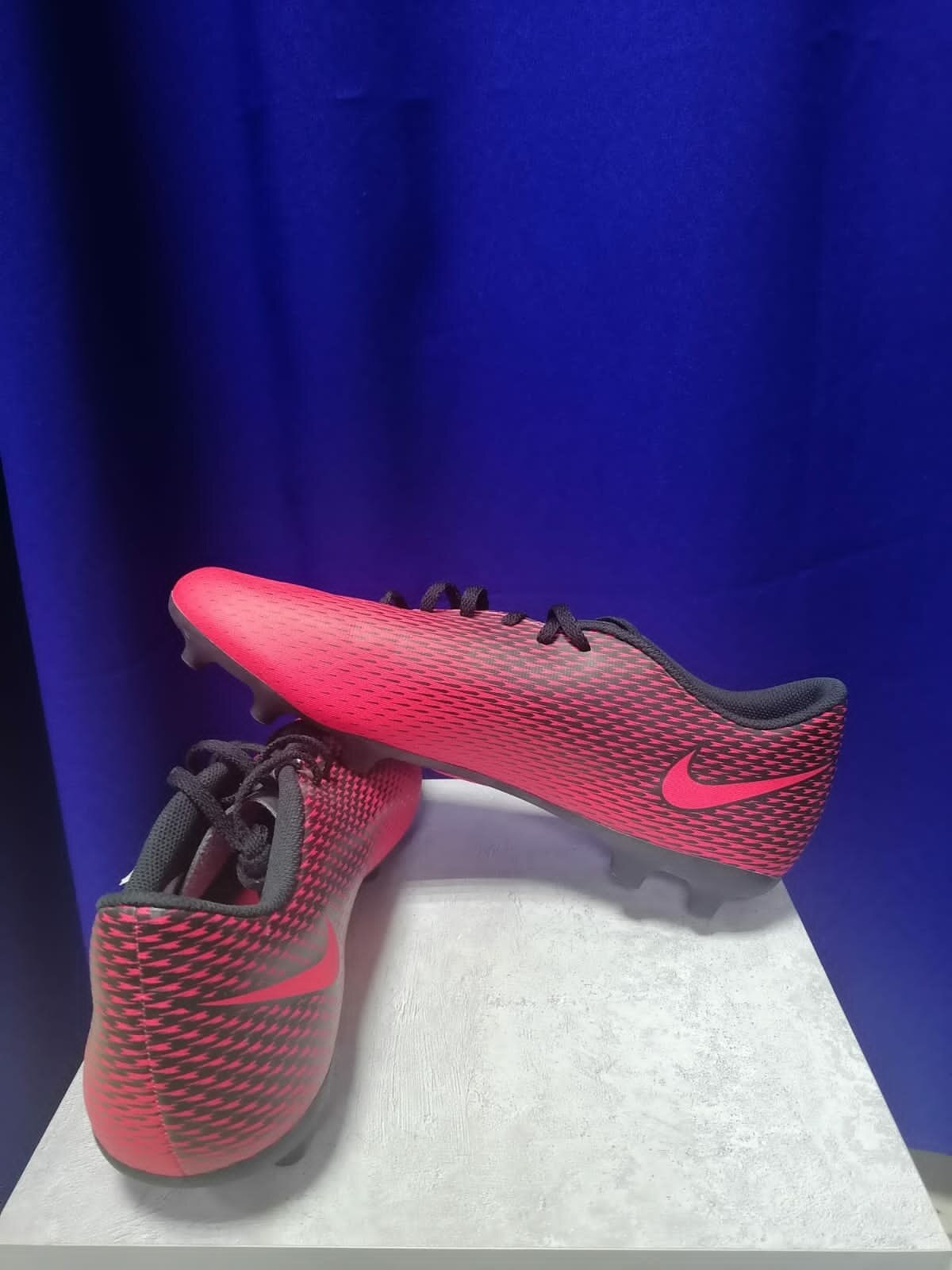 Бутсы NIKE размер 43 ( длина по стельке 27 см ) для футбола и регби Красные