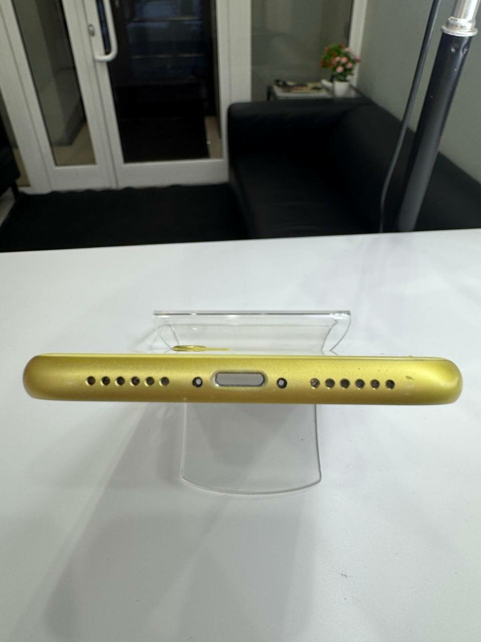 Apple iPhone корпус 11 сборе со шлейфами, стеклом камеры оригинал с разбора (снятый) пару небольших царапин желтый