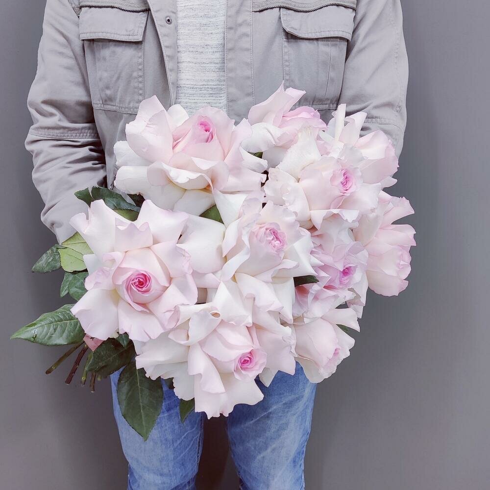 Монобукет Цветочный ЛЕС из французских роз, 70 см, розовый/зеленый