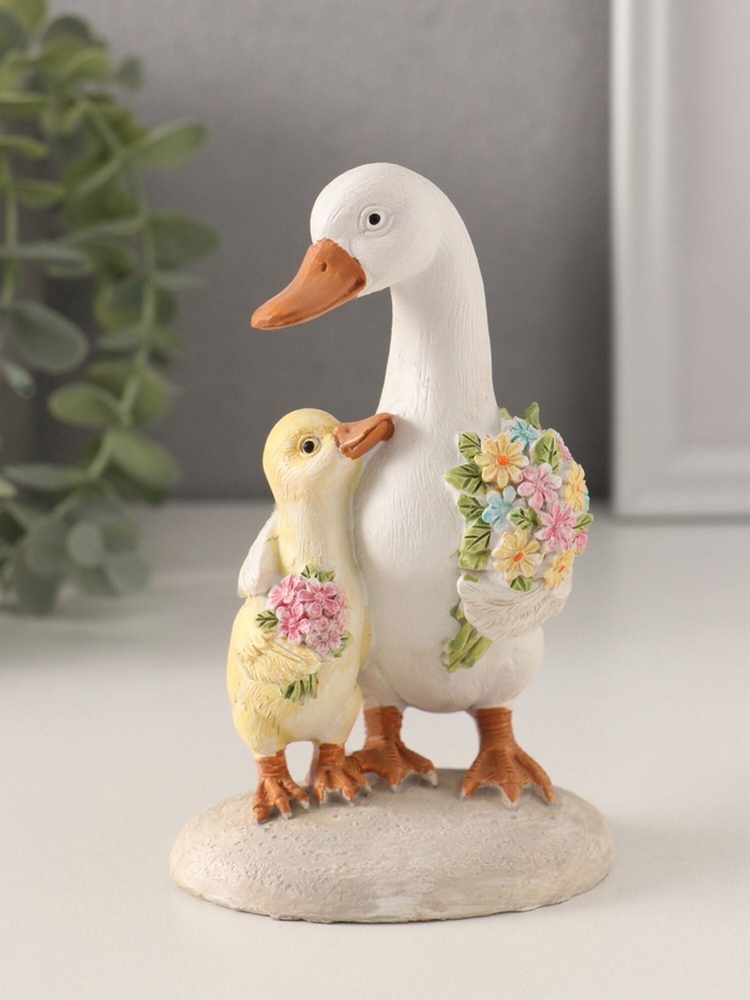 Фигурка полистоун «Утка с утёнком с букетами цветов», 8×8×13 см